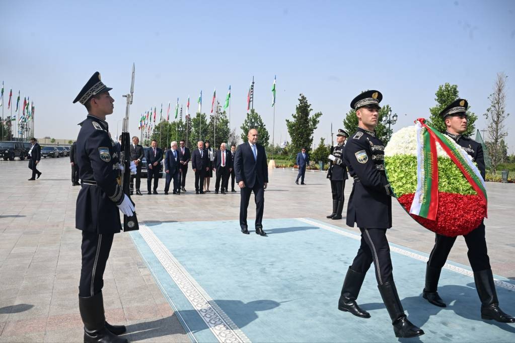 Bolgariya Prezidenti Mustaqillik monumenti poyiga gul qo‘ydi