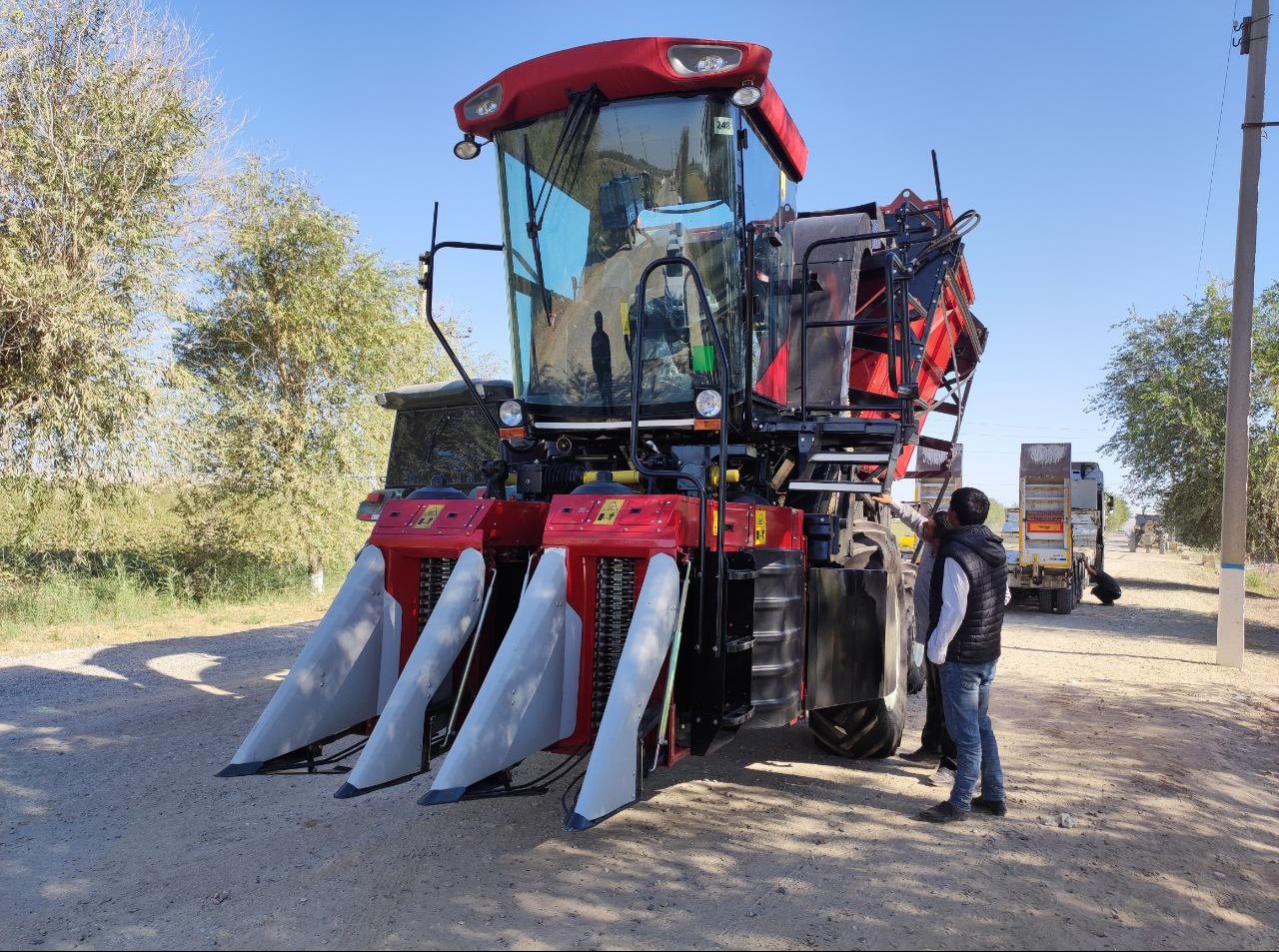 Yangi avlod paxta terish mashinasi xarid qilindi