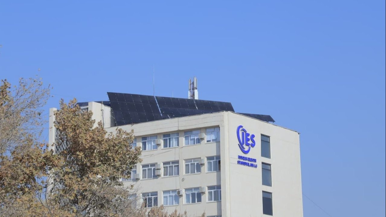 “Issiqlik elektr stansiyalari” AJ markaziy binosining tomiga quyosh ...